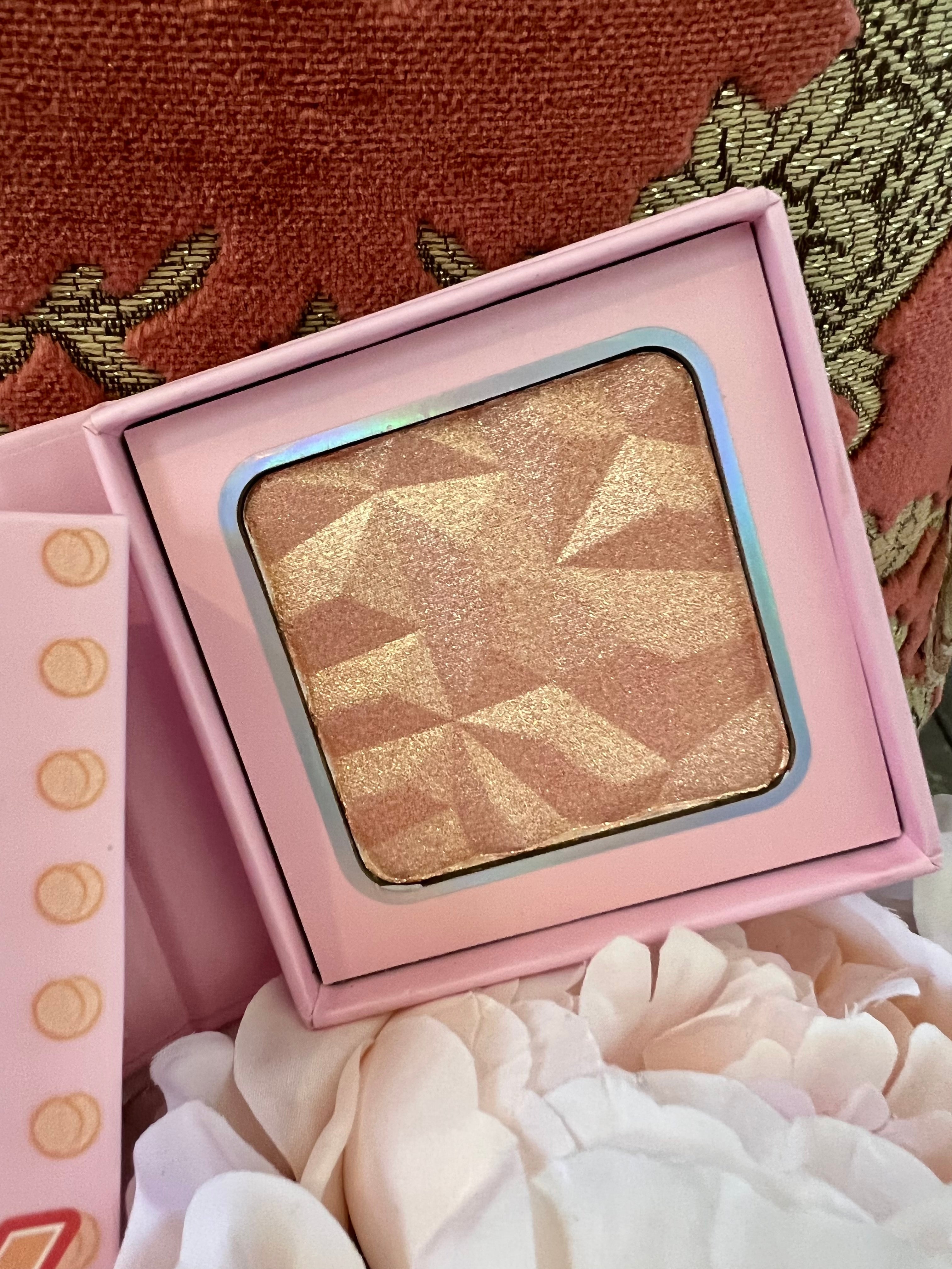 Highlighter Compact- Peachy – Lavish Beauty & Co.